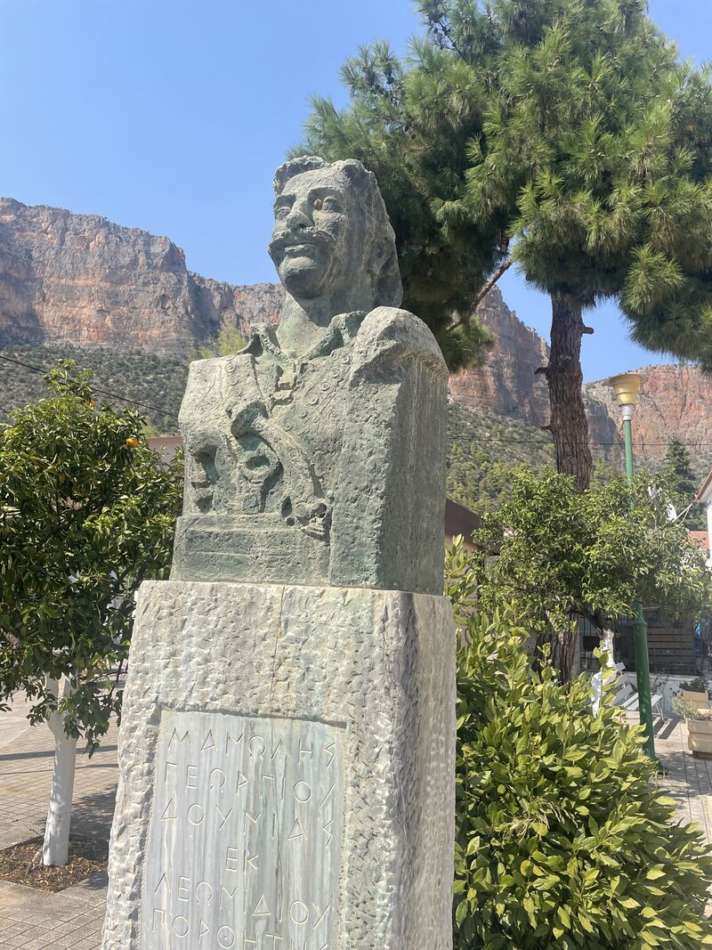 ملف:Bust of Manolis Dounias, Leonidio.jpg - المعرفة