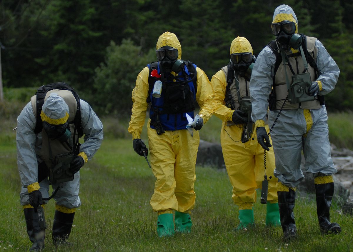 ملف:US Navy 100608-N-9520G-005 Members of the Federal Emergency ...