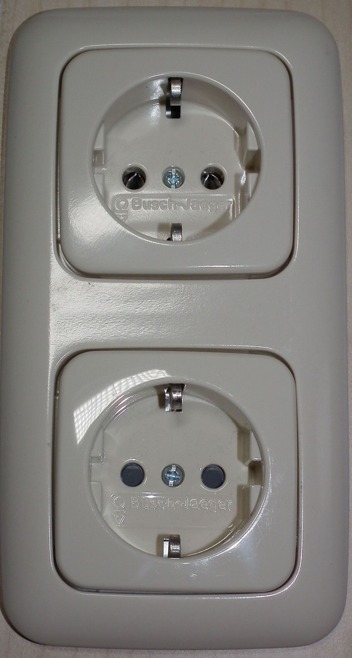 ملف:Schuko (CEE 7-3) socket-outlets, with and without shutters.jpg ...