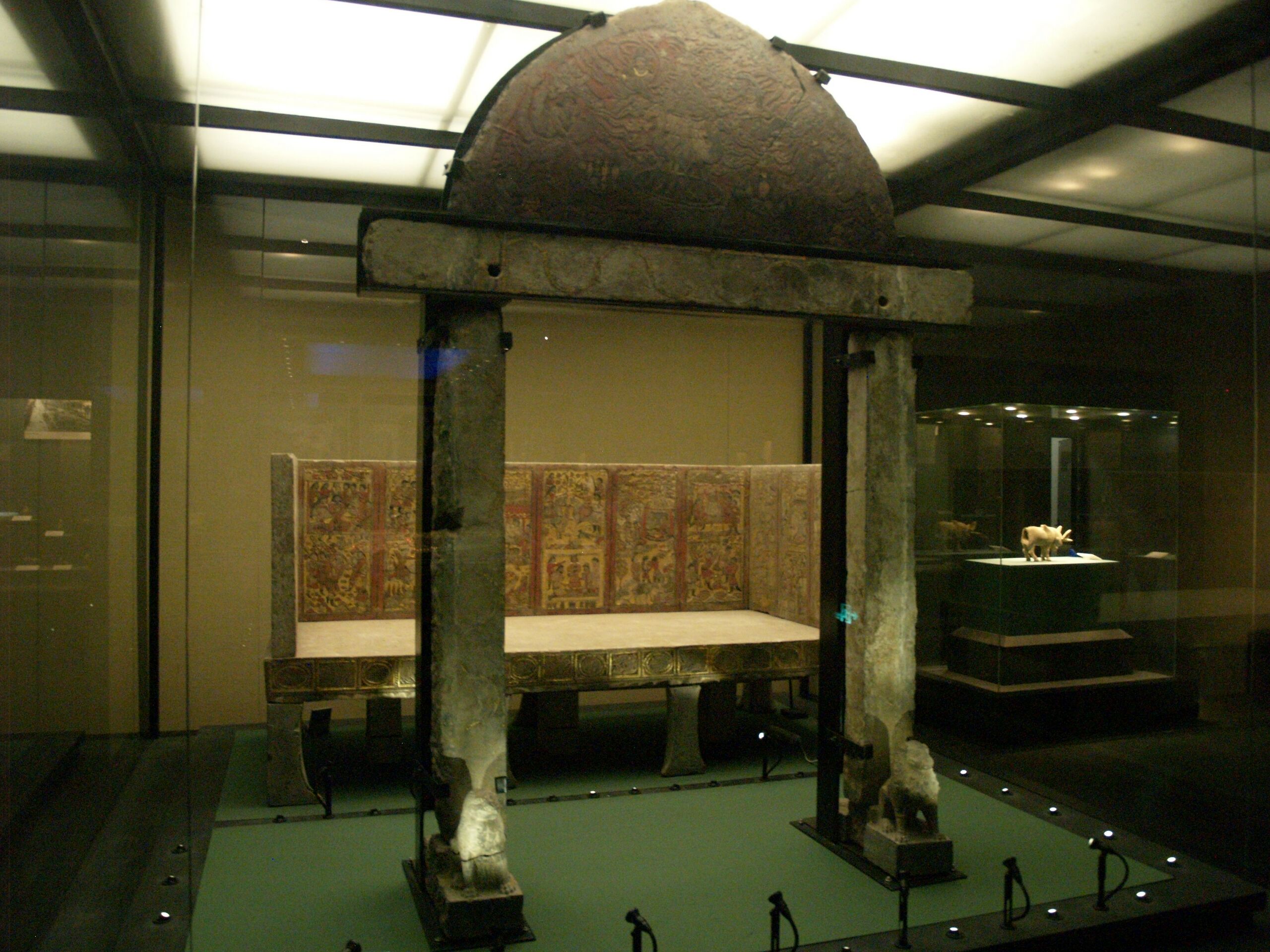 ملف:Anjia tomb gate and couch, Shaanxi History Museum.jpg - المعرفة