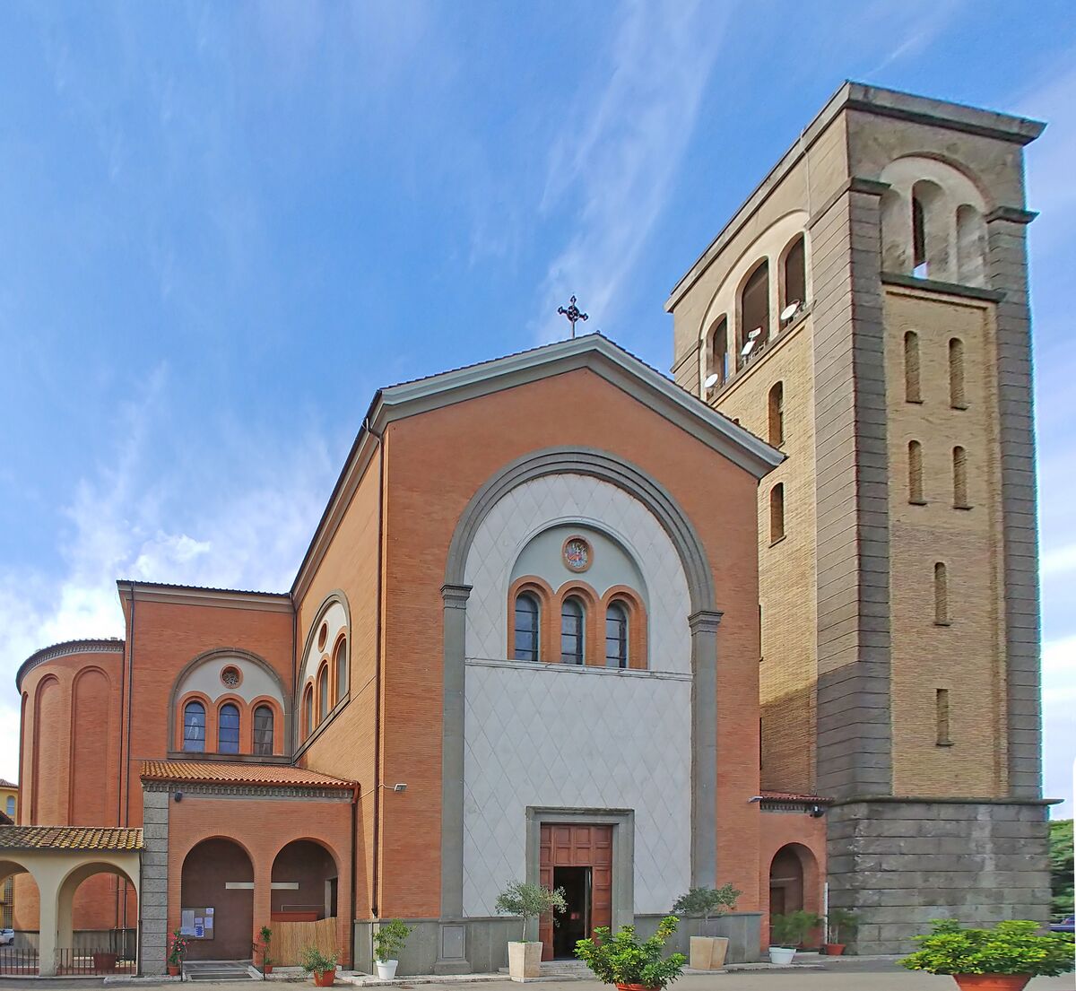 ملف:La Storta, cattedrale dei Sacri Cuori di Gesù e Maria - Esterno.jpg ...