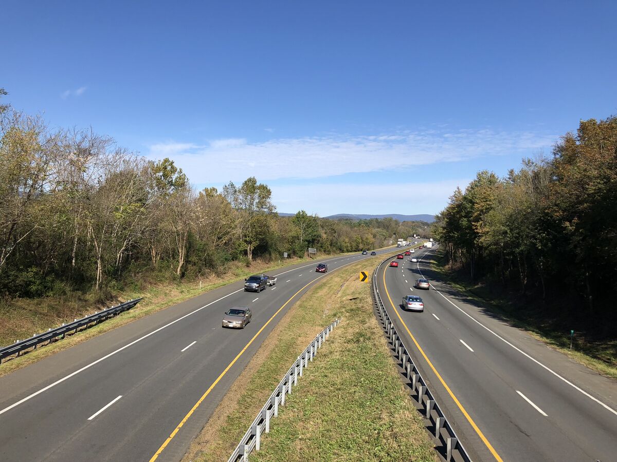 ملف:2018-10-22 11 22 19 View west along Interstate 66 and Virginia ...