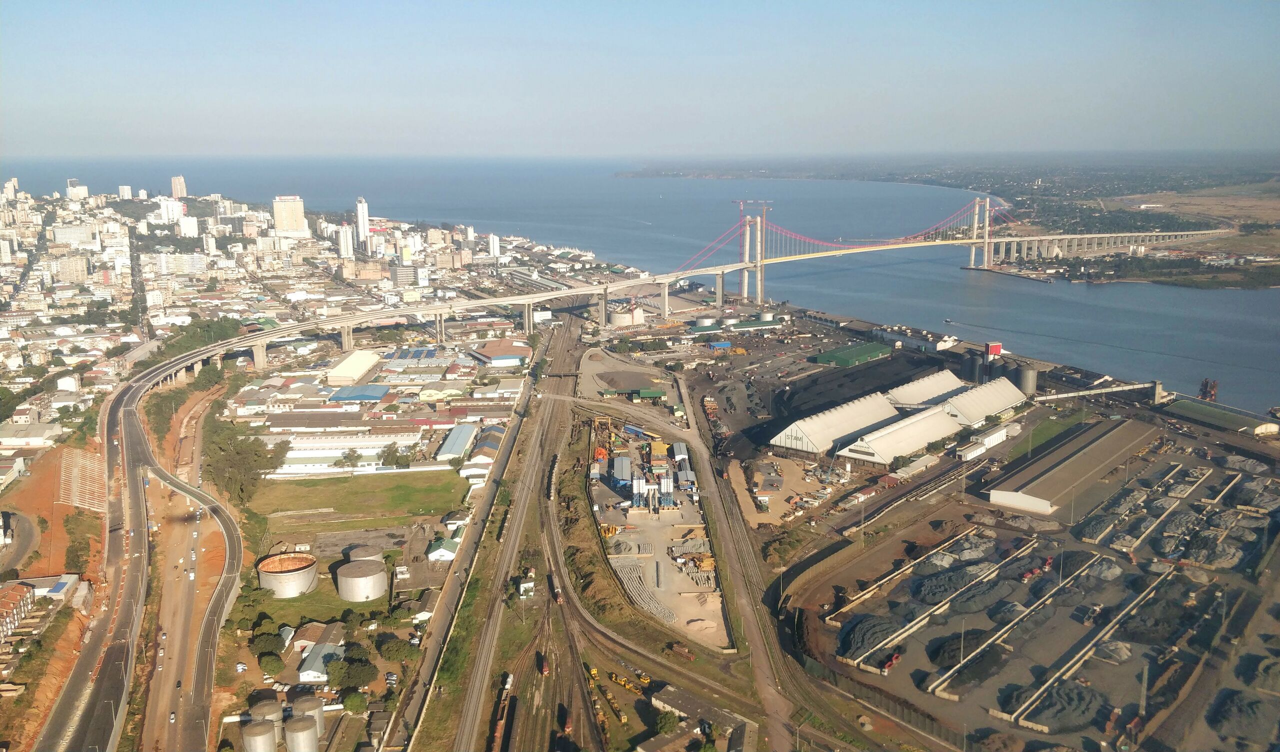 ملف:Maputo–Katembe bridge from the norther shore; July 2018.jpg - المعرفة