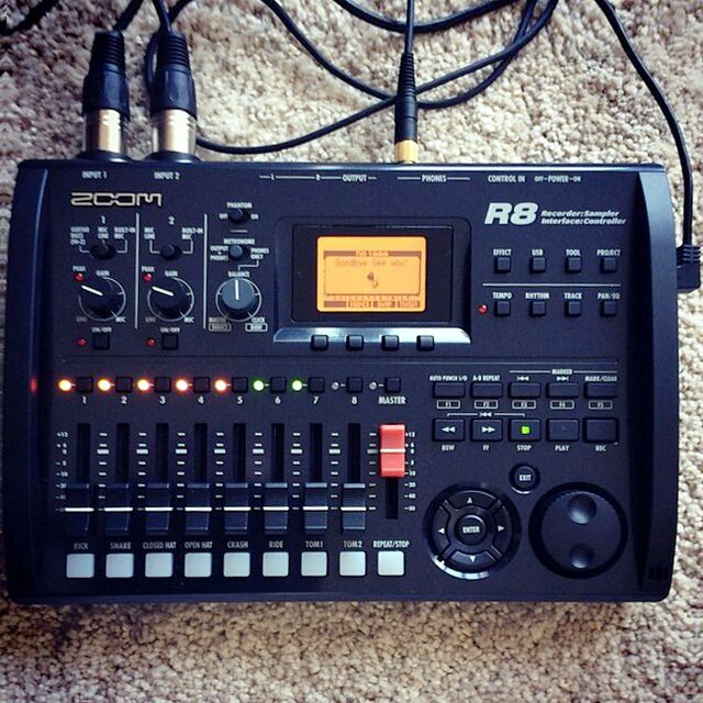 ملف:ZOOM R8 Multitrack Recorder, Sampler & Audio Interface.jpg - المعرفة