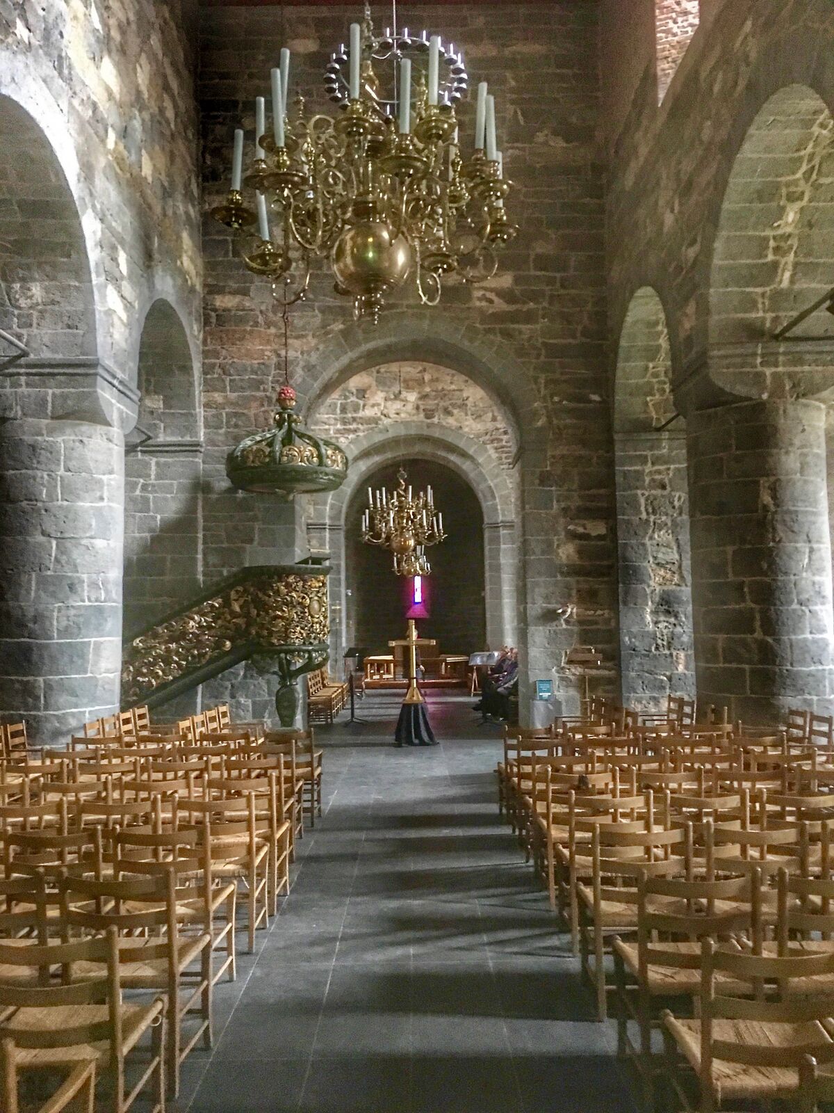 ملف:Gamle Aker Kirke, Oslo.jpg - المعرفة